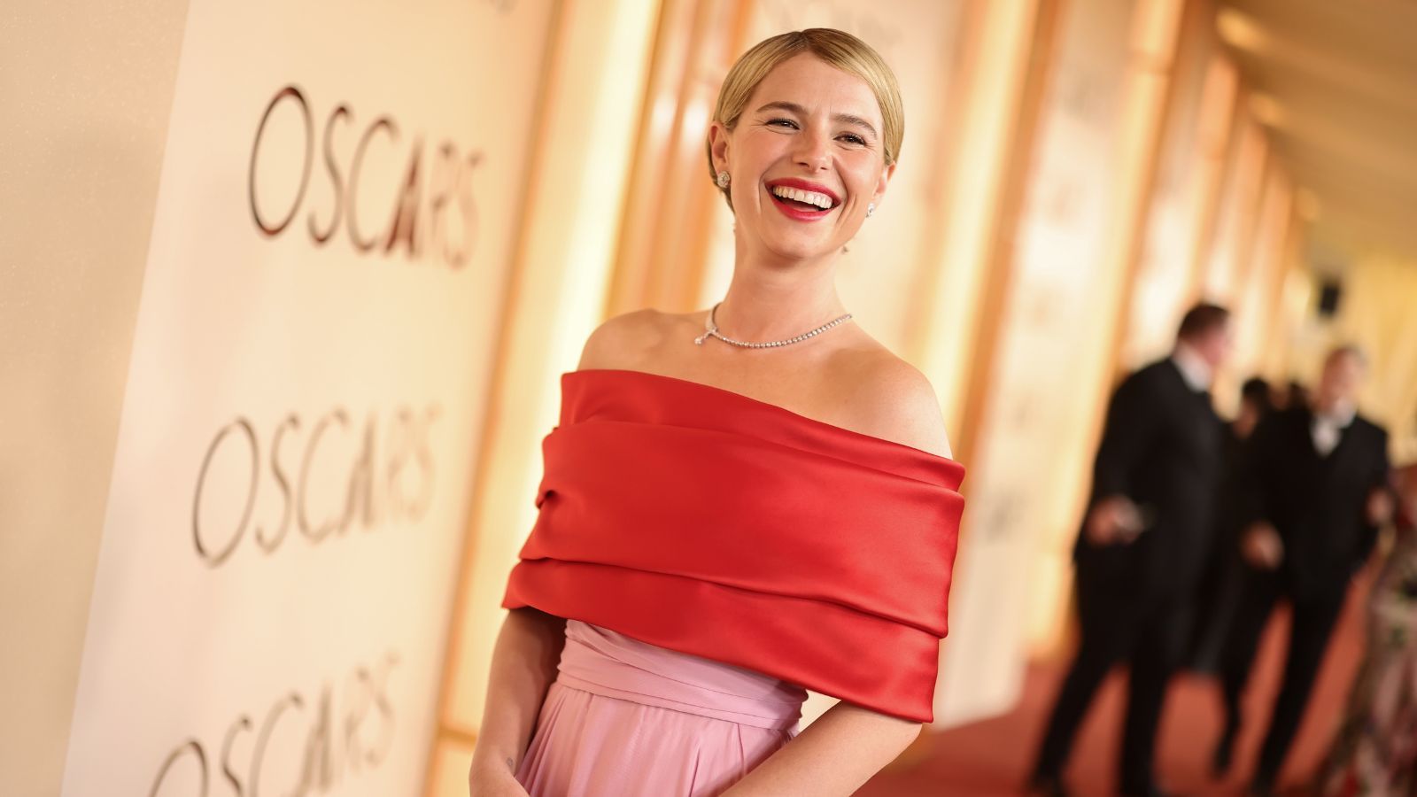 Jessie Buckleys zweifarbiges Oscar-Kleid war eine schicke ...